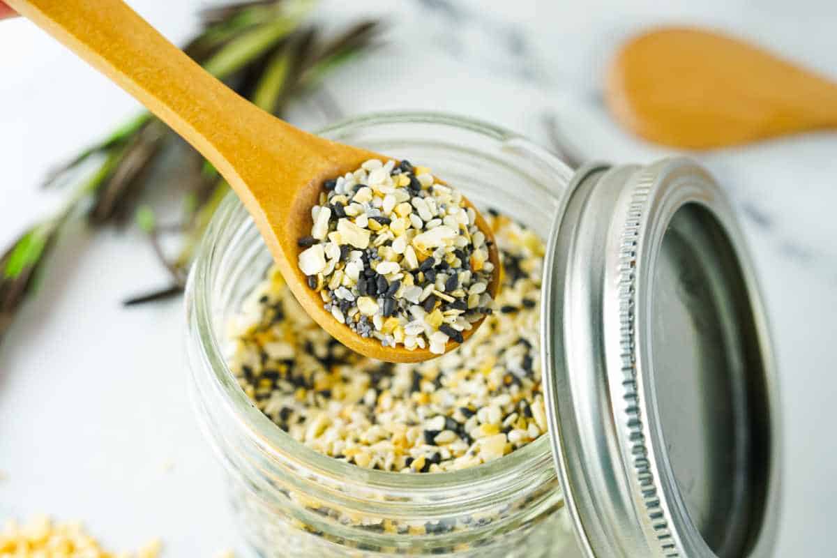 Everything Bagel Seasoning Recipe | Smells Like Delish