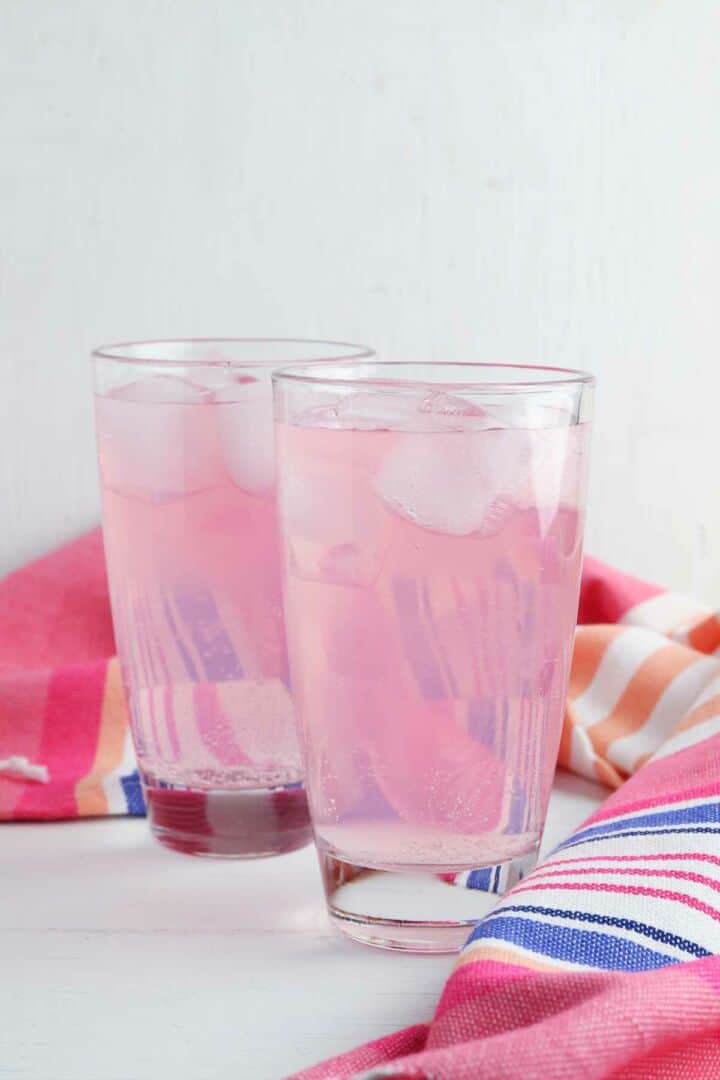 Strawberry Lemonade Spritzer (Mocktail) | Smells Like Delish