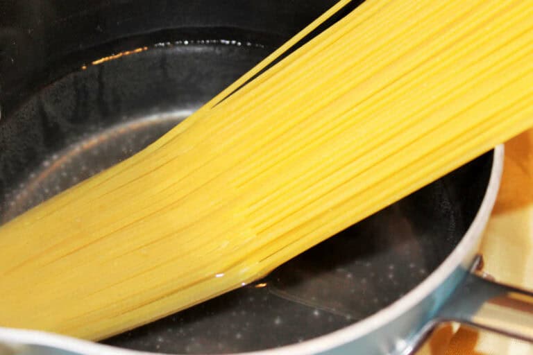 Spaghetti Aglio e Olio (Garlic & Oil) | Smells Like Delish