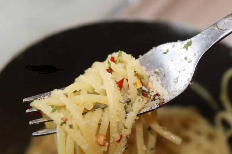 Spaghetti Aglio e Olio (Garlic & Oil) | Smells Like Delish