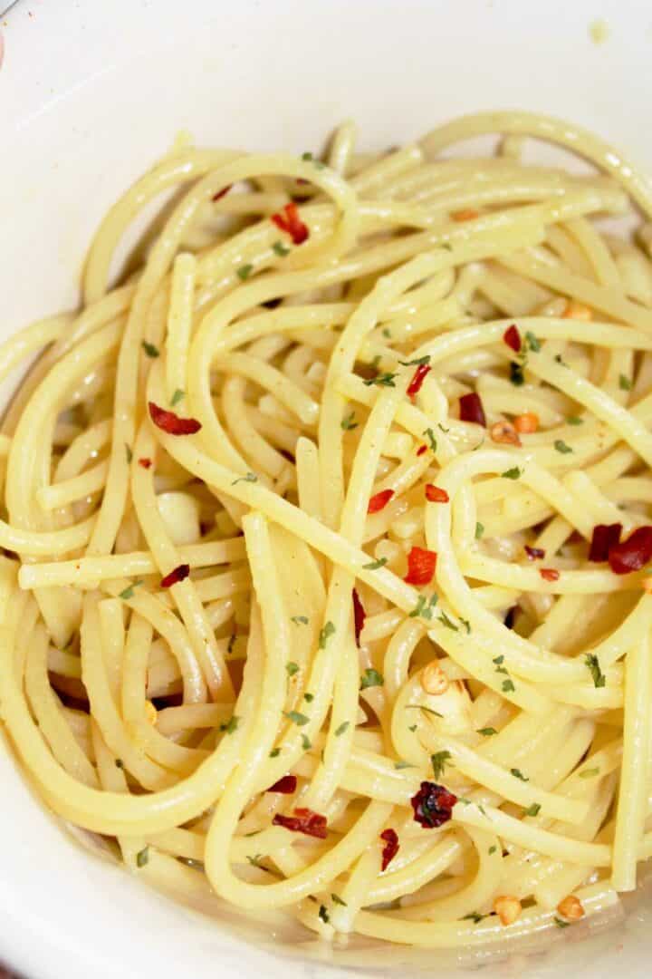 Spaghetti With Garlic And Oil Smells Like Delish