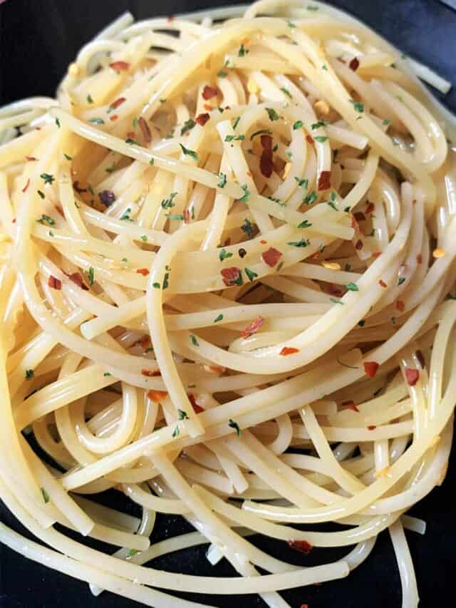 Spaghetti Aglio e Olio (Garlic & Oil) | Smells Like Delish