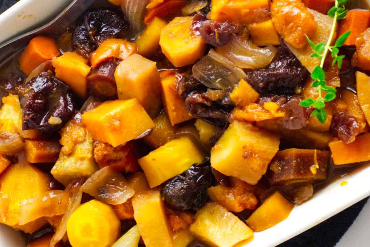 Slow Cooker Carrots and Dried Fruit | Smells Like Delish